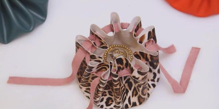 She Makes The Best Little Jewelry Holder For Traveling (Watch!) - DIY Joy