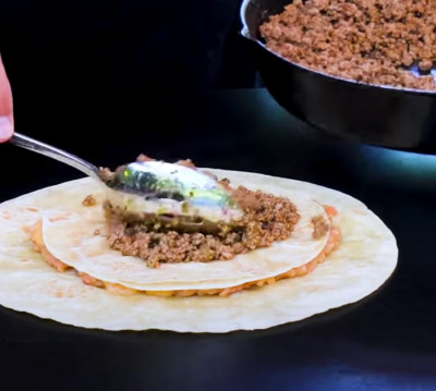 Copy Cat Taco Bell Beefy 5 Layer Burrito Recipe - DIY Joy