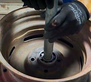 DIY Garden Hose Reel Using An Old Car Wheel - DIY Joy