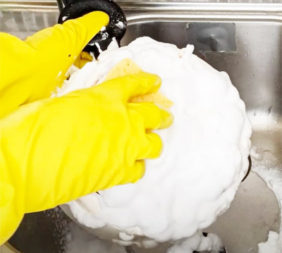 How To Remove Stubborn Grease Stains From Pots Or Pans - DIY Joy