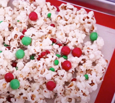 Santa Crunch Popcorn Recipe - DIY Joy