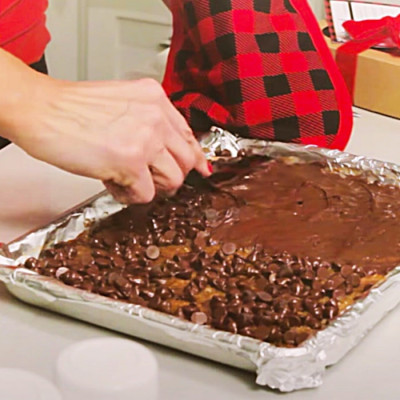 Ritz Cracker Chocolate Christmas Bark Recipe - DIY Joy