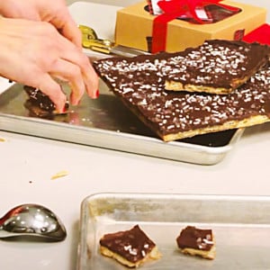 Ritz Cracker Chocolate Christmas Bark Recipe - DIY Joy