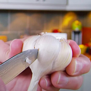 Easy Garlic Peeling Hack - DIY Joy