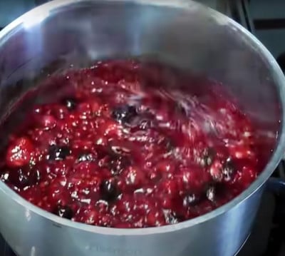 How to Make a Tasty Puff Cake for Christmas - DIY Joy