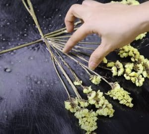 How to Make a Table of Dried Flowers and Epoxy (Resin Art) - DIY Joy