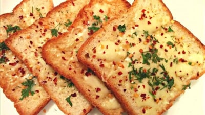 Quick & Easy 10-Minute Cheese Garlic Bread Recipe - DIY Joy