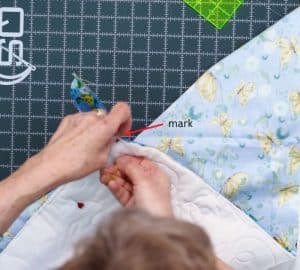 How to Make a Self Binding Quilt with Jenny Doan - DIY Joy
