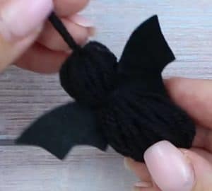Easy & Simple Yarn Halloween Décor Tutorial - DIY Joy