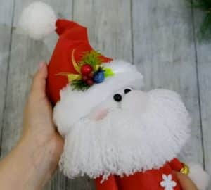 Easy DIY Santa Décor Using Recycled Pringles Can - DIY Joy