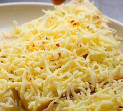 5-Minute Chili Cheese Toast Recipe - DIY Joy