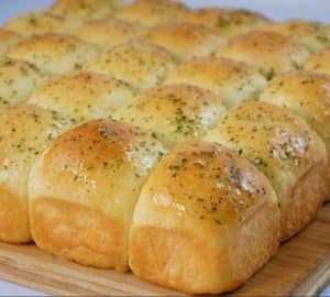 Easy-to-Make Garlic Butter Dinner Rolls - DIY Joy