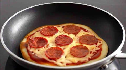 5-Minute Easy Pan Pizza Recipe - DIY Joy