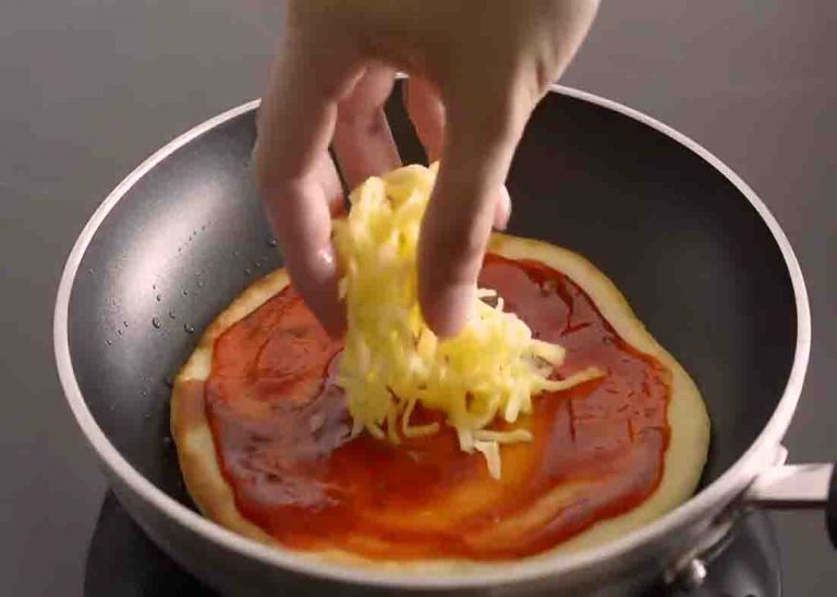 5-Minute Easy Pan Pizza Recipe - DIY Joy