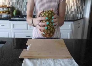 No-Knife Pineapple Fruit Pull-Apart Hack - DIY Joy
