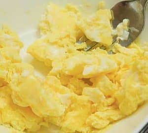 Easy 1-Minute Microwaved Fluffy Scrambled Eggs Tutorial - DIY Joy