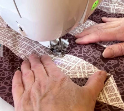 Easy Strips Quilted Table Runner Tutorial - DIY Joy