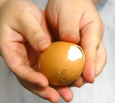 How to Peel a Soft Boiled Egg Without a Spoon - DIY Joy