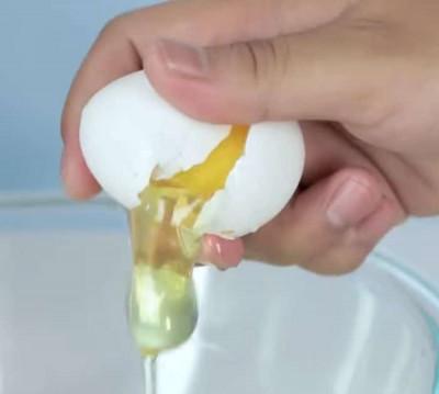 How to Perfectly Crack an Egg (With One Hand) - DIY Joy