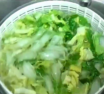 Restaurant Secret to Crisping Limp Lettuce - DIY Joy