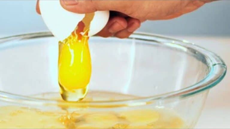 How to Perfectly Crack an Egg (With One Hand) - DIY Joy
