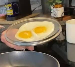 Egg Flipping Hacks To Stop Broken Yolks Every Time - DIY Joy