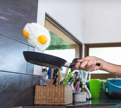 Egg Flipping Hacks To Stop Broken Yolks Every Time - DIY Joy