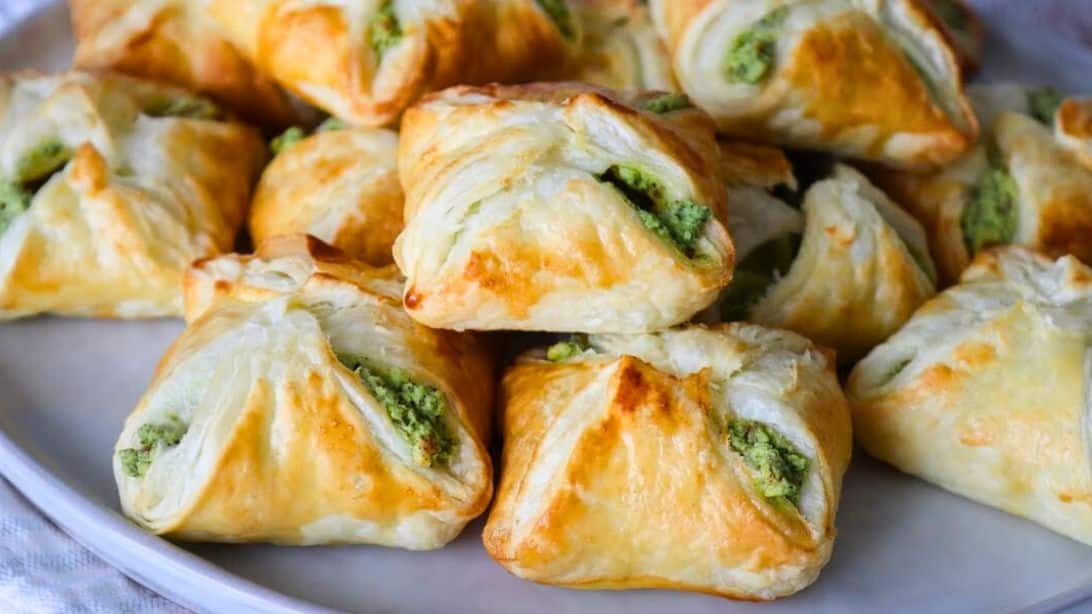 Spinach Cheese Puff Pastry Pockets - DIY Joy