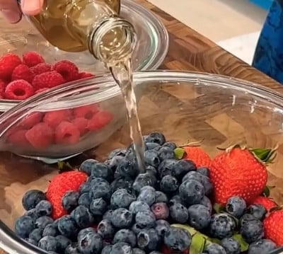How to Wash Your Berries The Right Way - DIY Joy