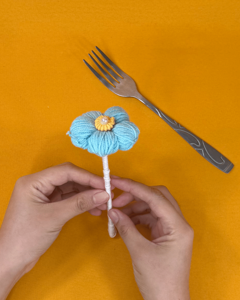 How to Make Flowers Using Yarn - DIY Joy