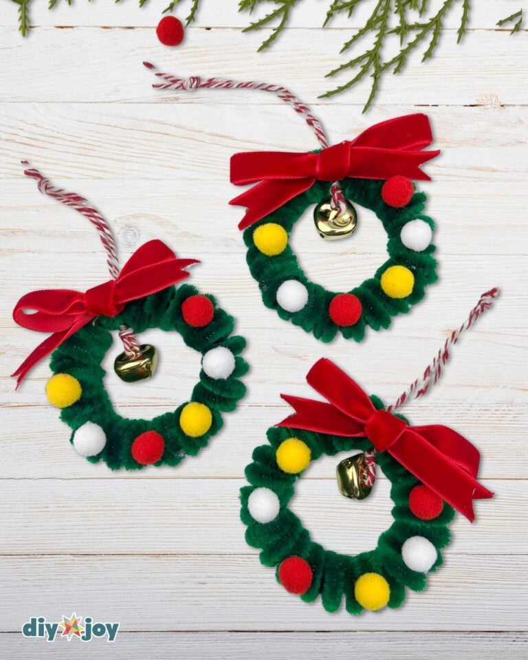 DIY Christmas Ornament - Pipe Cleaner Wreath Tutorial - DIY Joy